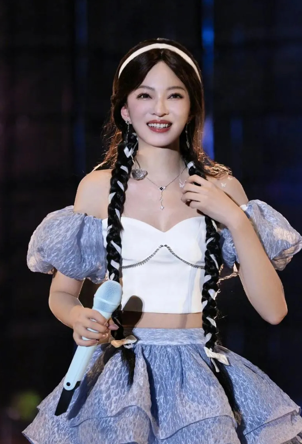 Angela Chang bị tiêu chảy khi đang trên sân khấu