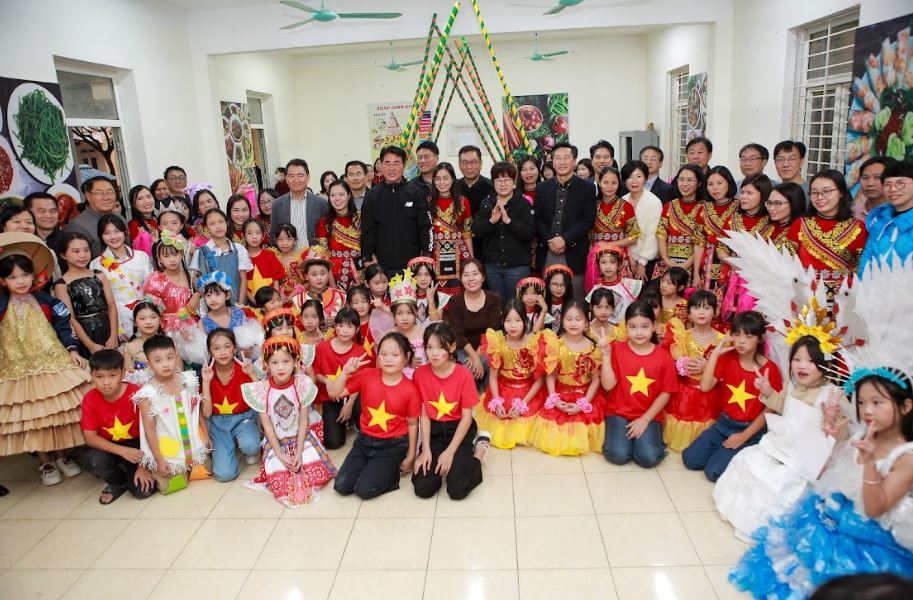 Trao tặng 12 Tivi cùng nhiều phần quà ý nghĩa cho trường Tiểu học Chu Phan, Hà Nội