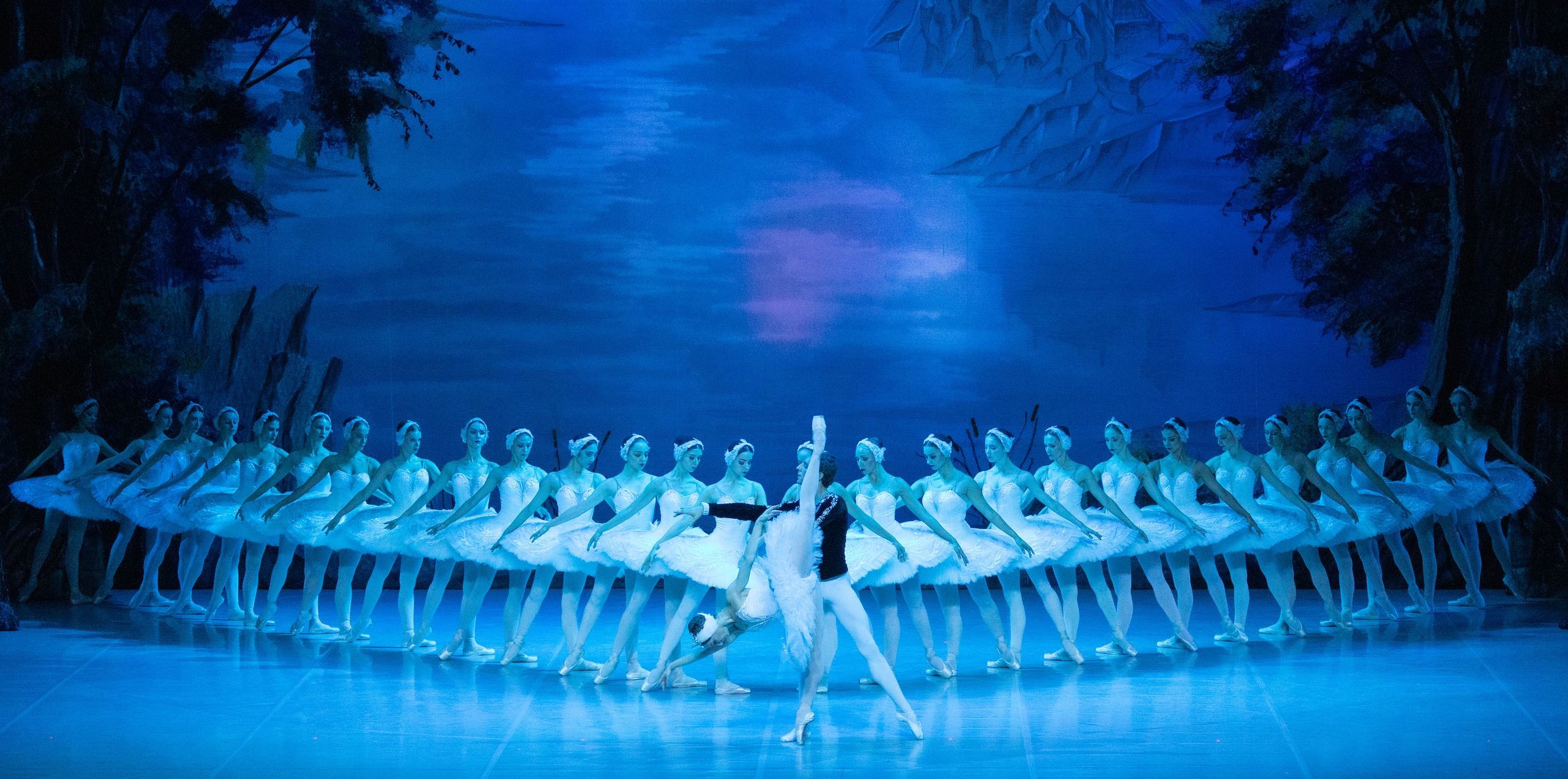 Dàn nghệ sĩ ballet hàng đầu nước Nga tái hiện kiệt tác “Hồ Thiên Nga ...
