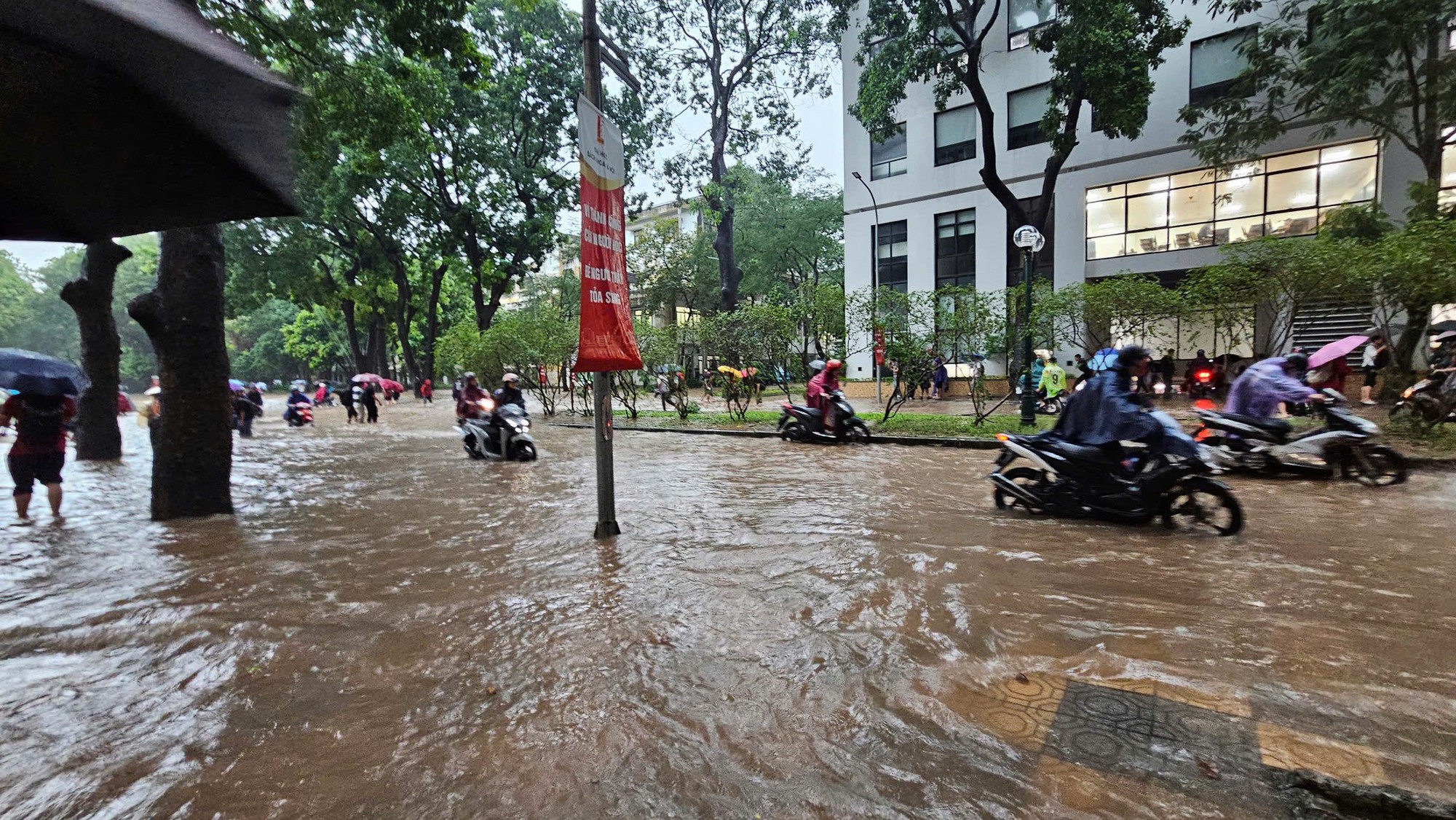 Chùm ảnh sinh viên lội nước đi học ngày mưa bão: Ngập không quan trọng ...