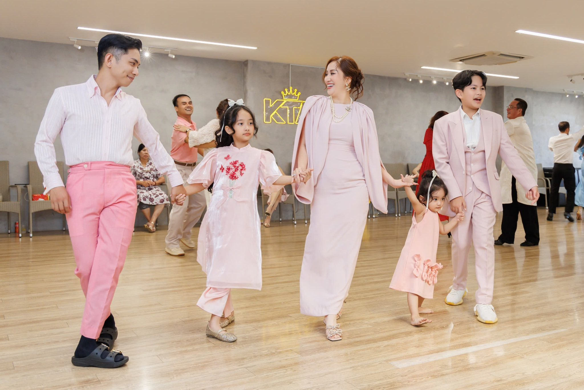 Bé Lisa con gái út Khánh Thi: Tinh nghịch đến mức suốt ngày trêu chọc ...