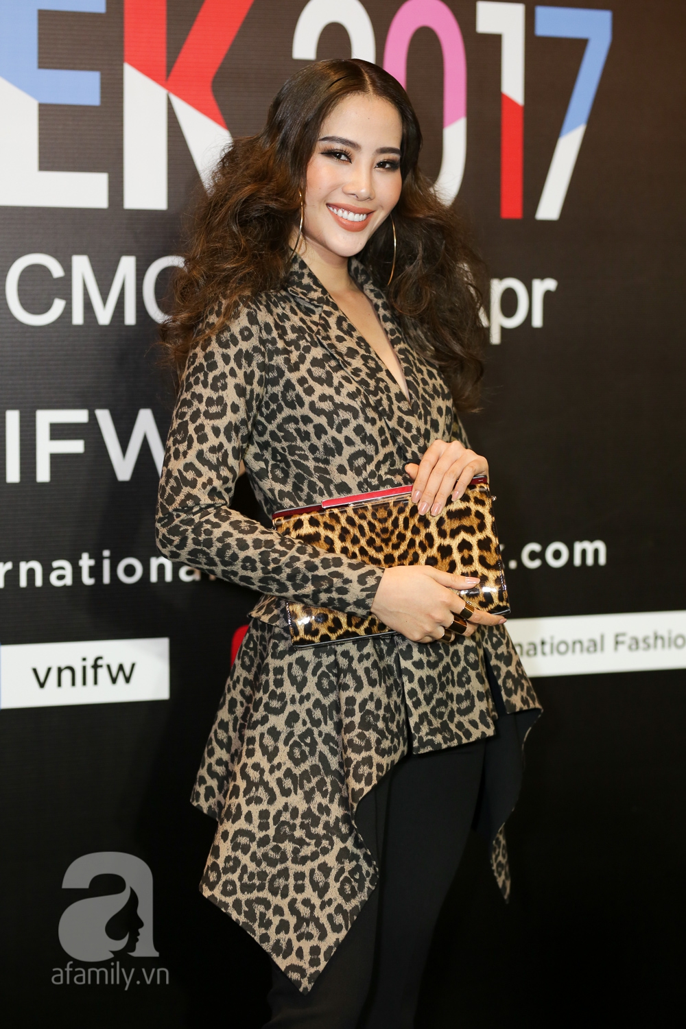 Tóc Tiên dát đồ hiệu từ đầu đến chân, Thu Thảo nổi bần bật "chói chang ...