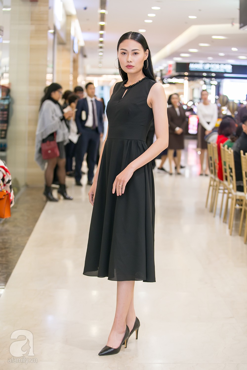 "Bà mẹ ba con" Jennifer Phạm khoe thân hình gợi cảm khi xuất hiện tại ...