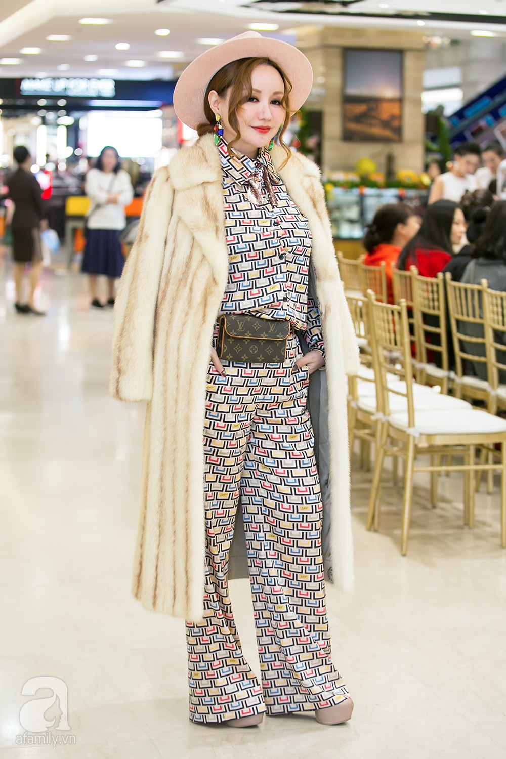 "Bà mẹ ba con" Jennifer Phạm khoe thân hình gợi cảm khi xuất hiện tại ...