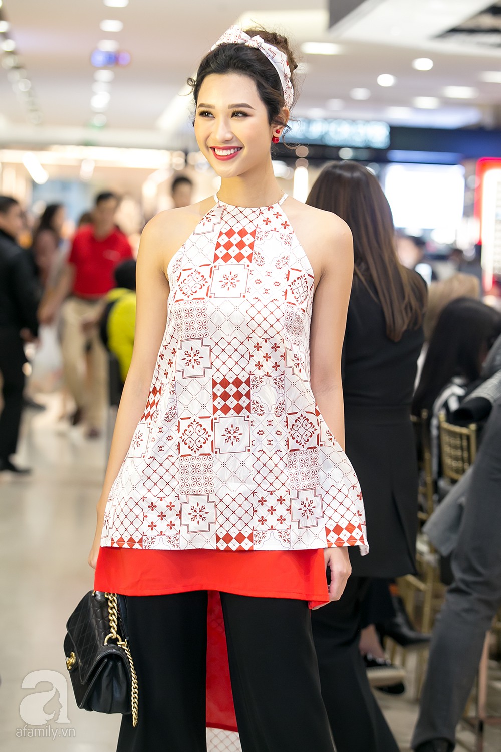 "Bà mẹ ba con" Jennifer Phạm khoe thân hình gợi cảm khi xuất hiện tại ...