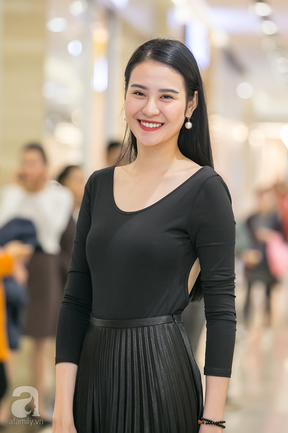 "Bà mẹ ba con" Jennifer Phạm khoe thân hình gợi cảm khi xuất hiện tại ...