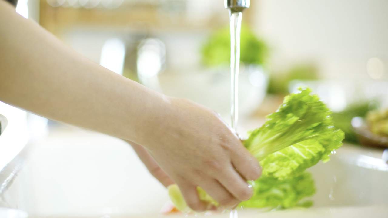Cứ nghĩ rửa dưới vòi nước là cách rửa rau chuẩn, nào ngờ sai hoàn toàn