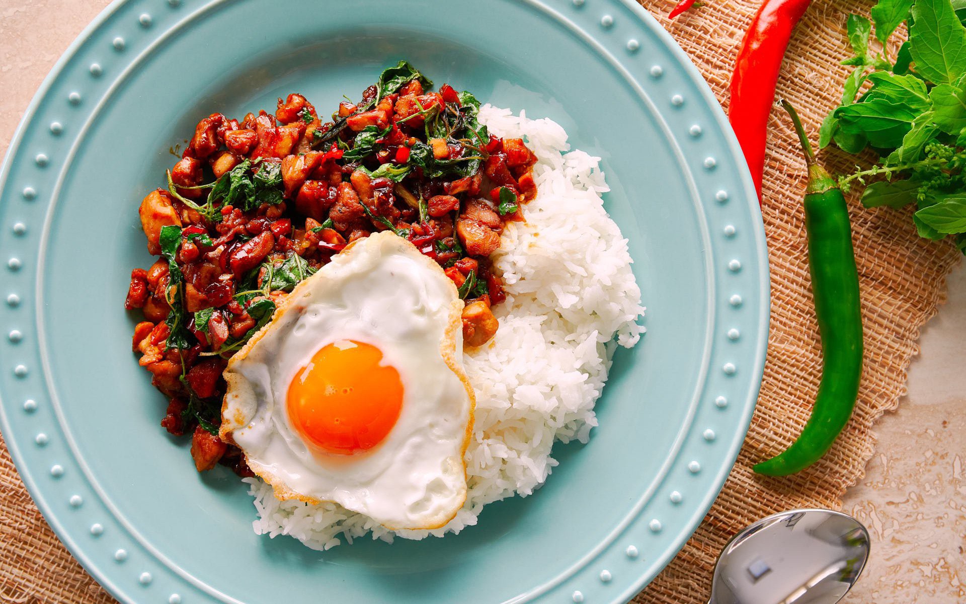 Món gà xào húng quế siêu phổ biến ở Thái Lan hóa ra chỉ cần nấu đơn ...