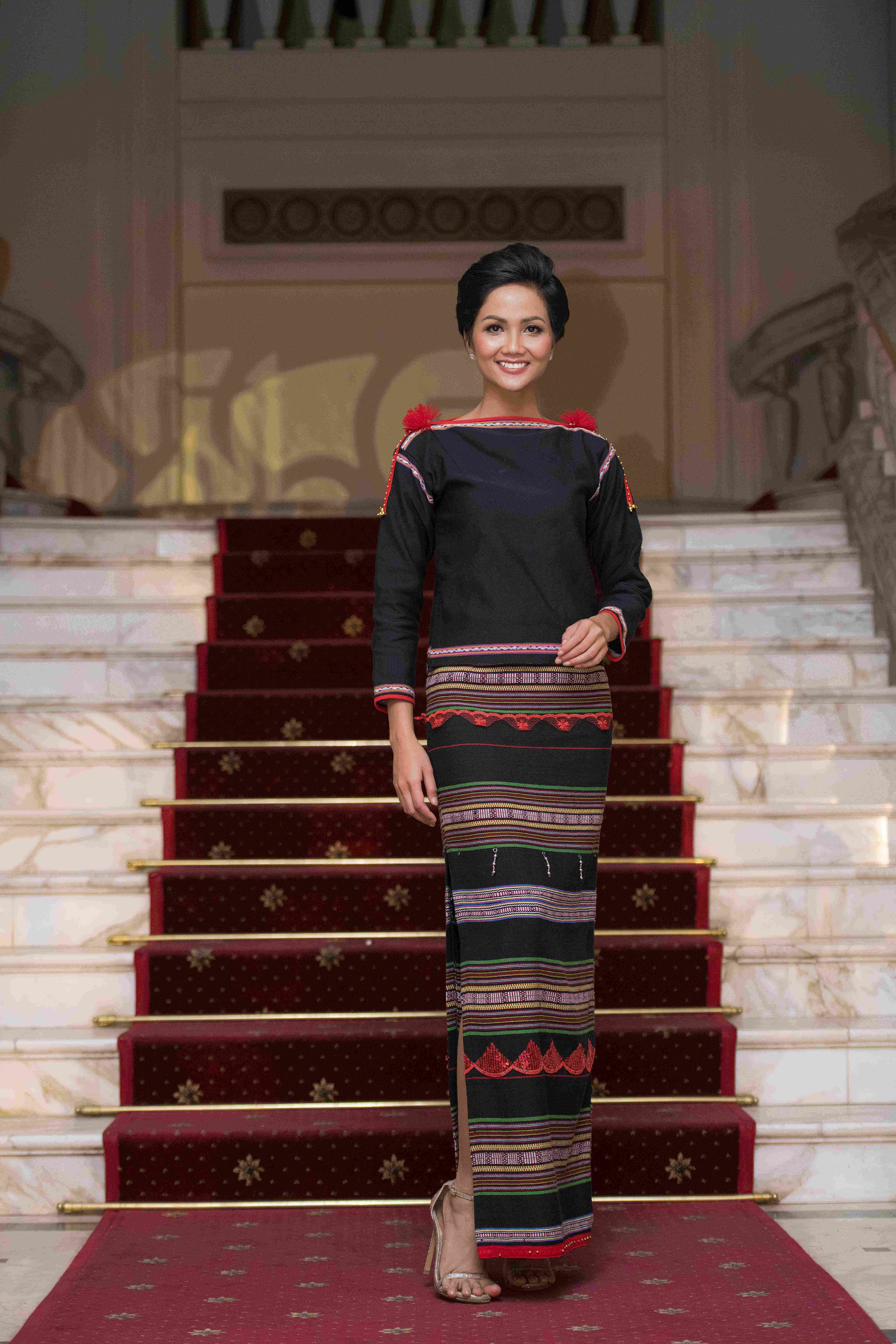 Diện trang phục dân tộc, Hoa hậu H'Hen Niê khoe giọng trước hàng ngàn người