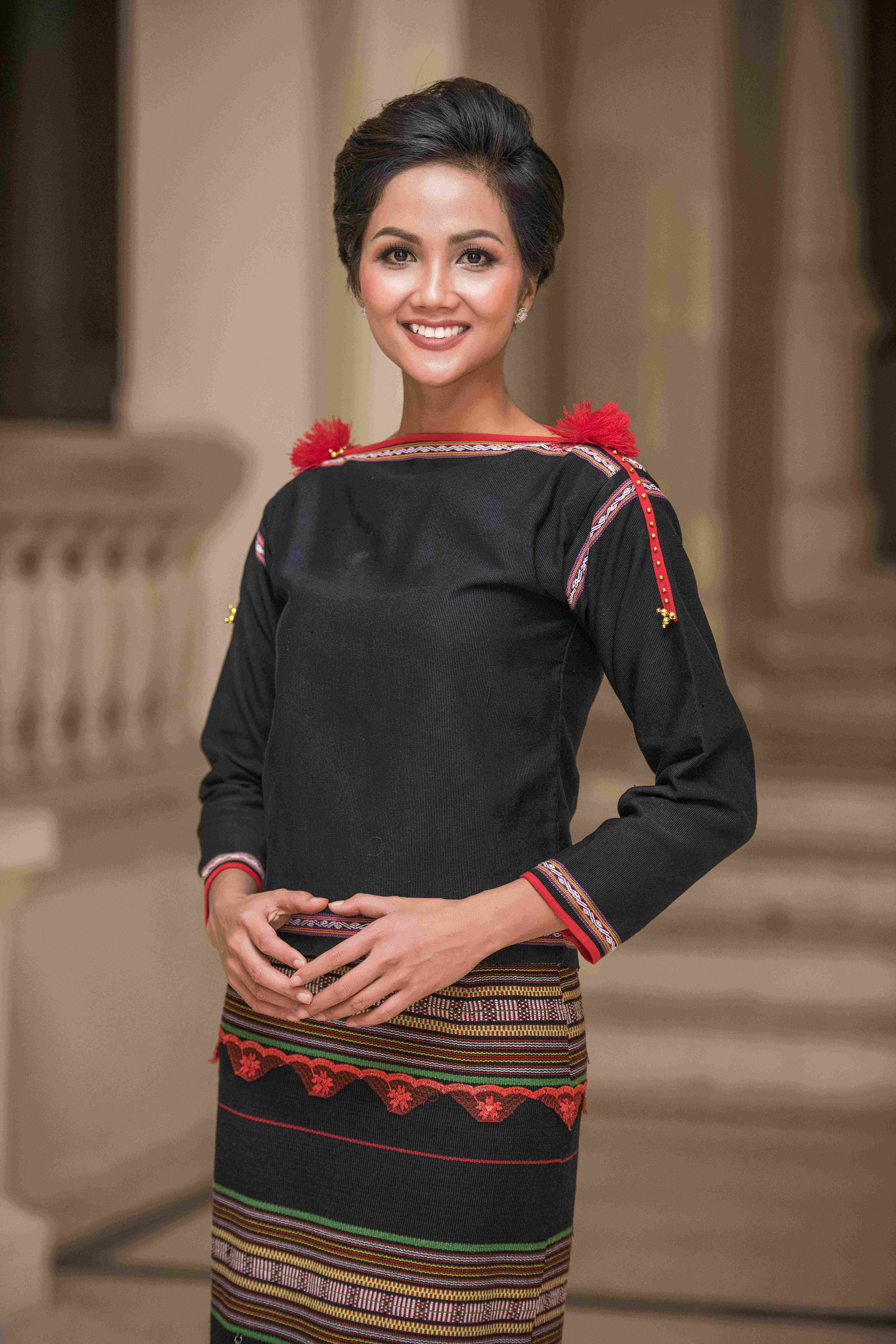 Diện trang phục dân tộc, Hoa hậu H'Hen Niê khoe giọng trước hàng ngàn người