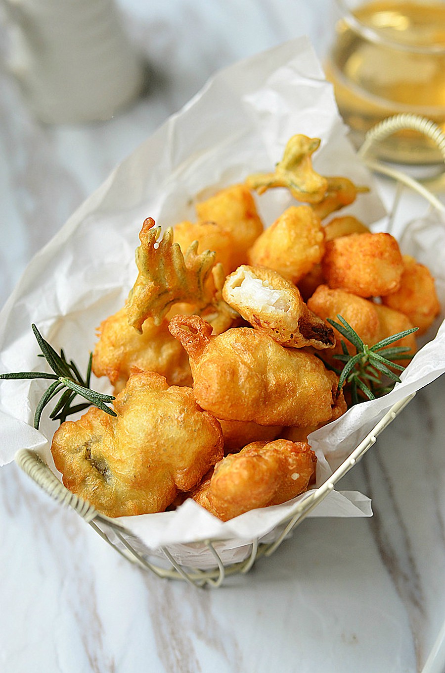 Cá tẩm bột chiên ngon thế này thì đến nhà hàng cũng phải thua