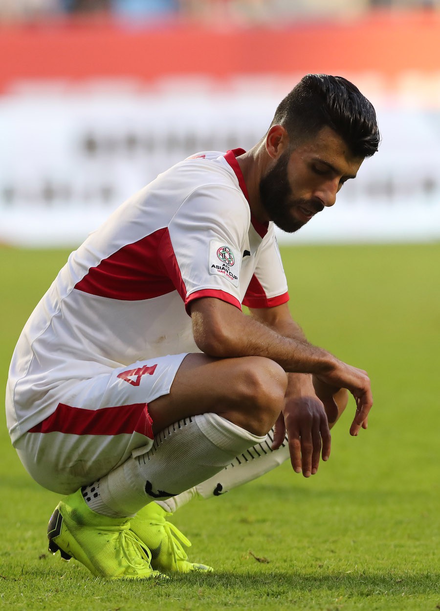 Cô gái xinh đẹp quỳ gối lau nước mắt cho cầu thủ Jordan - bức ảnh đang ...