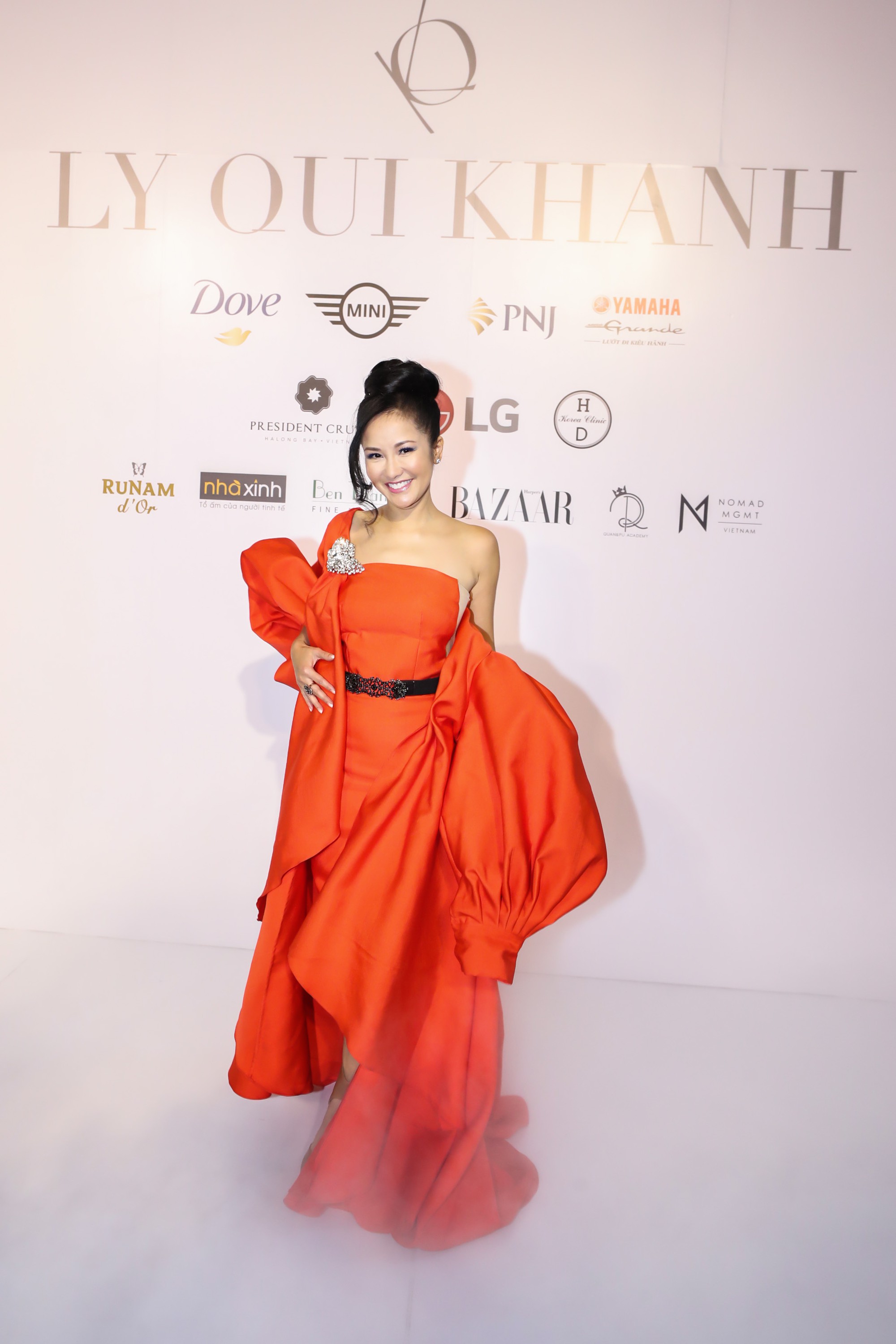Jamie Chua 45 tuổi vẫn khoe vòng 1 căng đầy đọ sắc với Hương Giang tóc ...