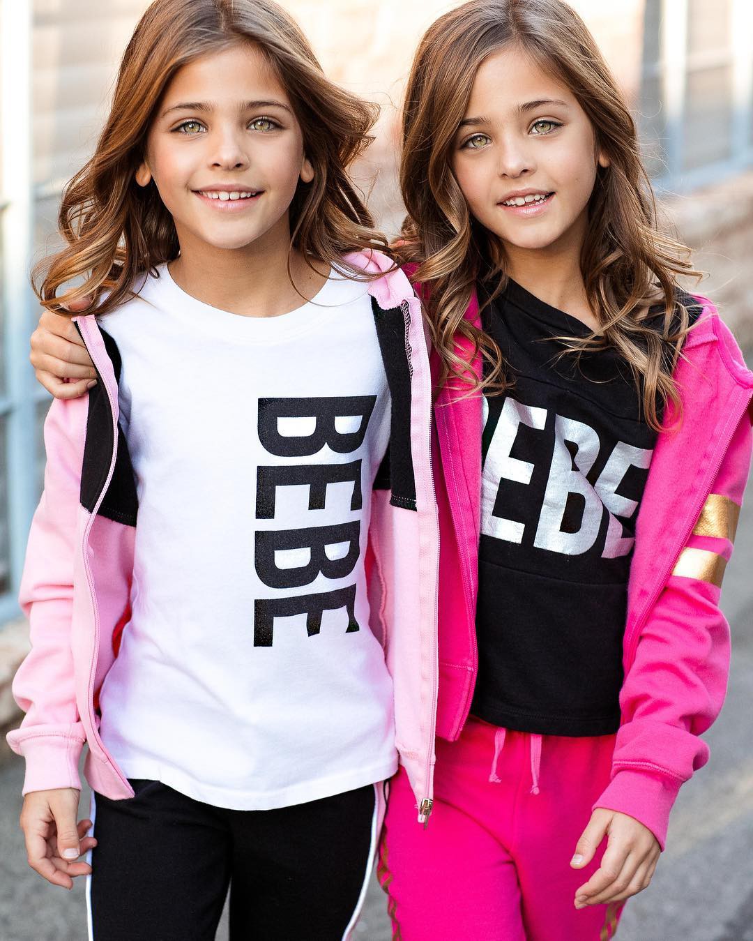 2 cô bé được gọi là "cặp song sinh đẹp nhất thế giới" nay đã lớn phổng phao