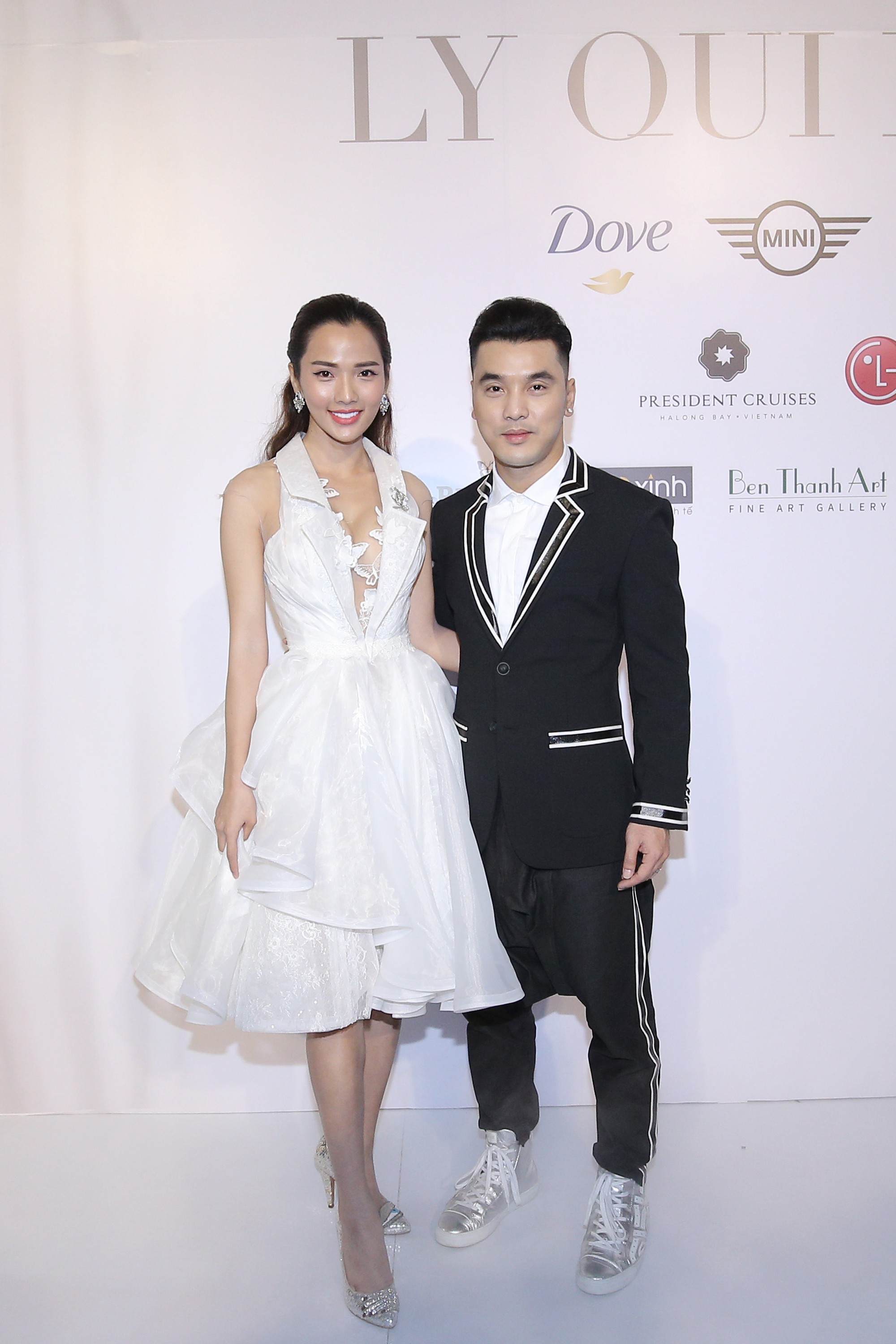 Jamie Chua 45 tuổi vẫn khoe vòng 1 căng đầy đọ sắc với Hương Giang tóc ...