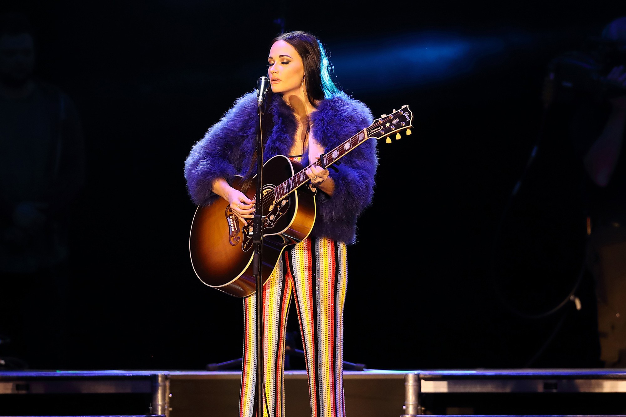 Nữ ca sĩ nhạc đồng quê Kacey Musgraves, người mặc Áo dài Việt Nam quên ...