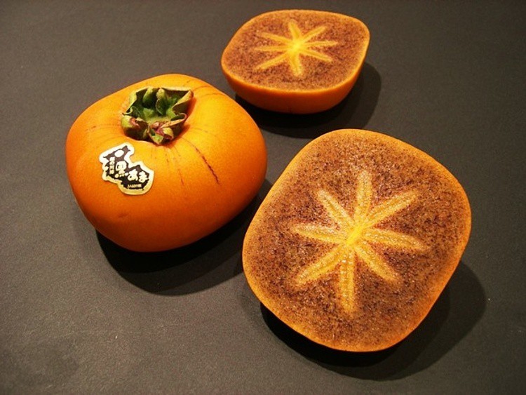 Đắt như hồng đen Nhật Bản, giá gần triệu đồng/kg mà vẫn hút khách