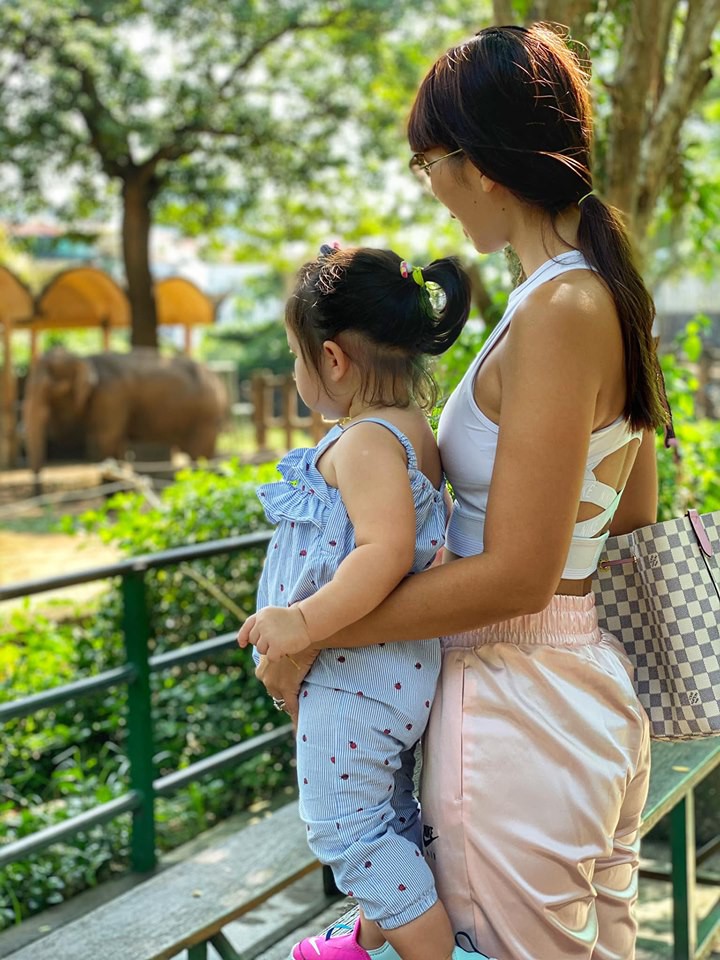 Được mẹ Hà Anh cho đi chơi công viên, thần thái "chặt chém" của bé Myla ...