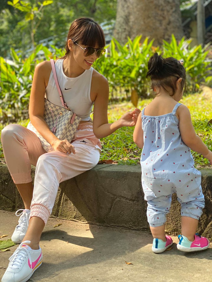 Được mẹ Hà Anh cho đi chơi công viên, thần thái "chặt chém" của bé Myla ...