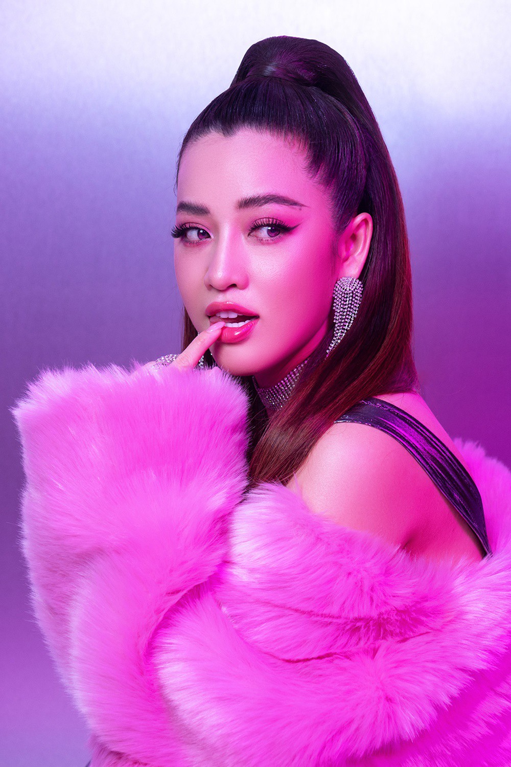 Puka khoe đường cong gợi cảm, pose dáng "cực gắt" trong bộ ảnh mừng ...