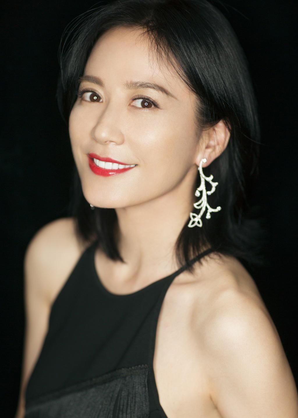 Du Phi Hồng - chị đại U50 gây sốt với vẻ đẹp trường tồn cùng châm ngôn ...