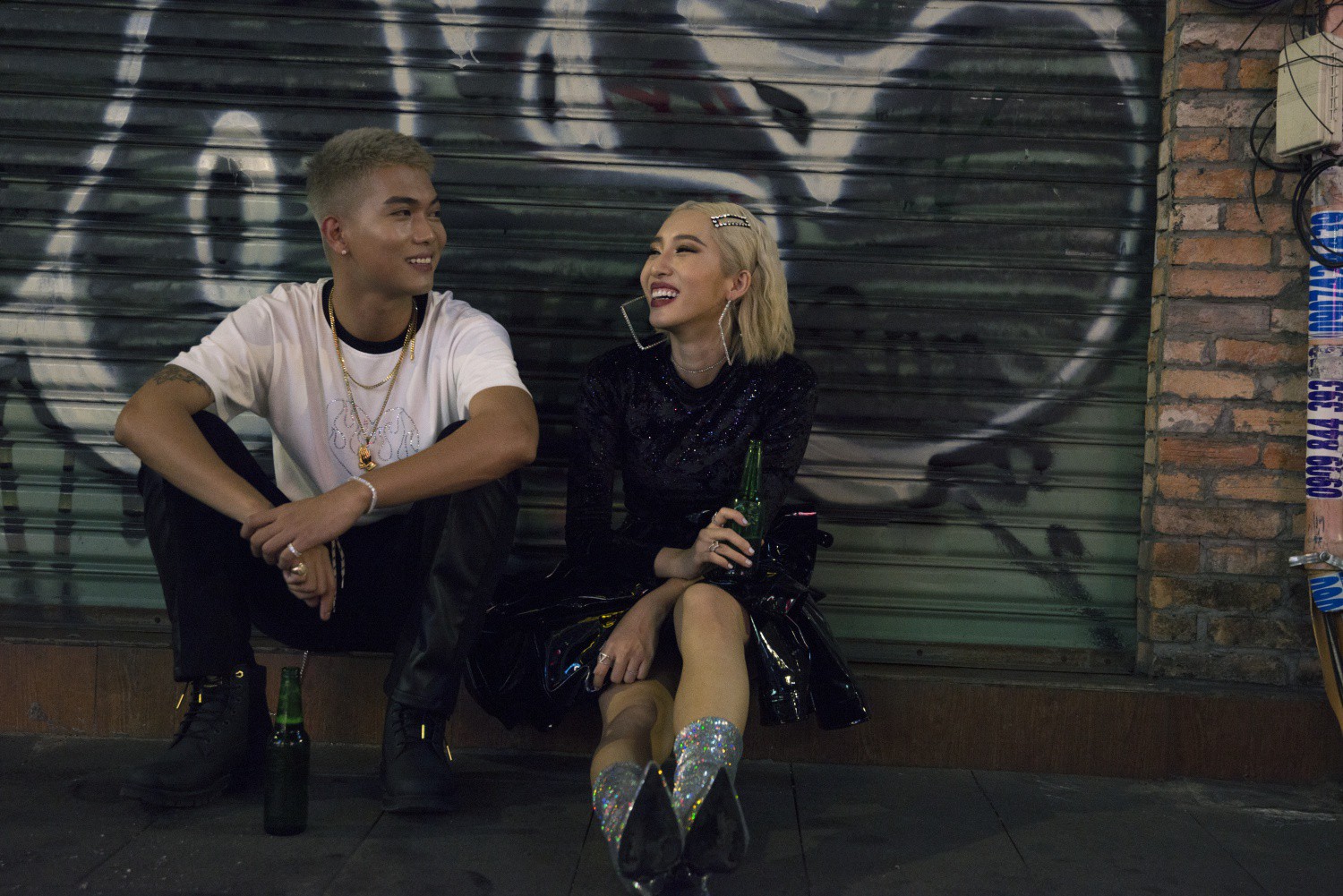 Vợ chồng Big Daddy - Emily liên tục khóa môi ngọt ngào trong MV mừng ...