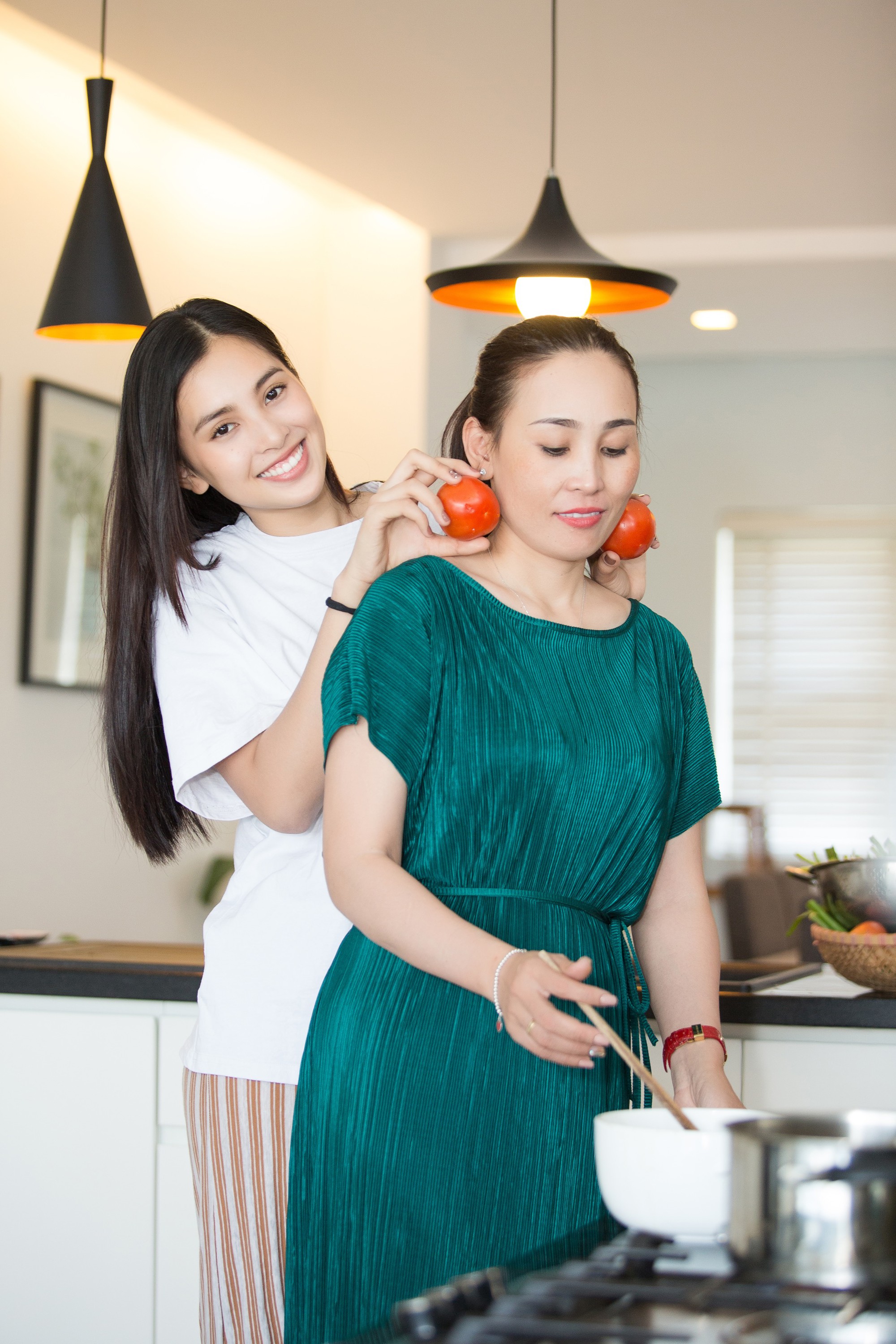 Hoa hậu Tiểu Vy mặc đồ ở nhà, nhặt rau, rán trứng vẫn "thần thái" ngời ngời