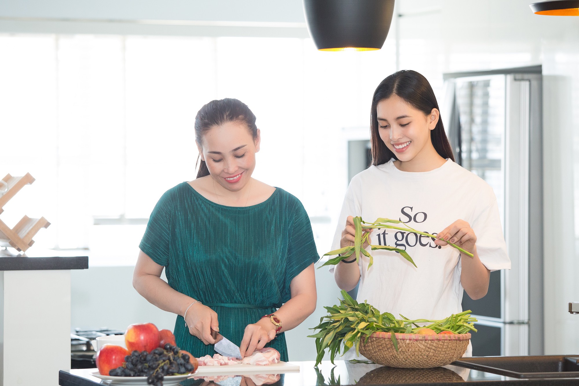Hoa hậu Tiểu Vy mặc đồ ở nhà, nhặt rau, rán trứng vẫn "thần thái" ngời ngời
