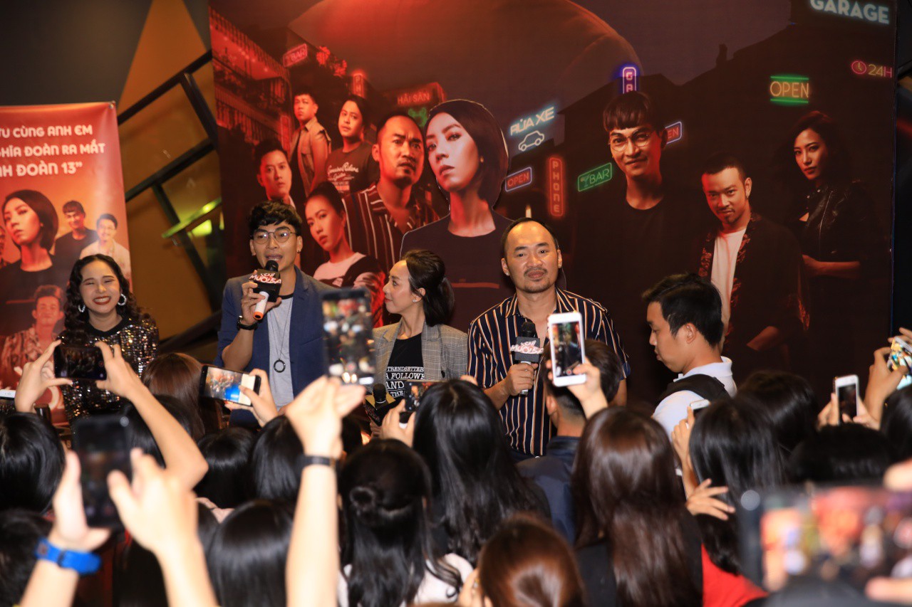 Được chồng hôn giữa sự kiện, "Chị 13" Thu Trang bộc lộ biểu cảm hài ...