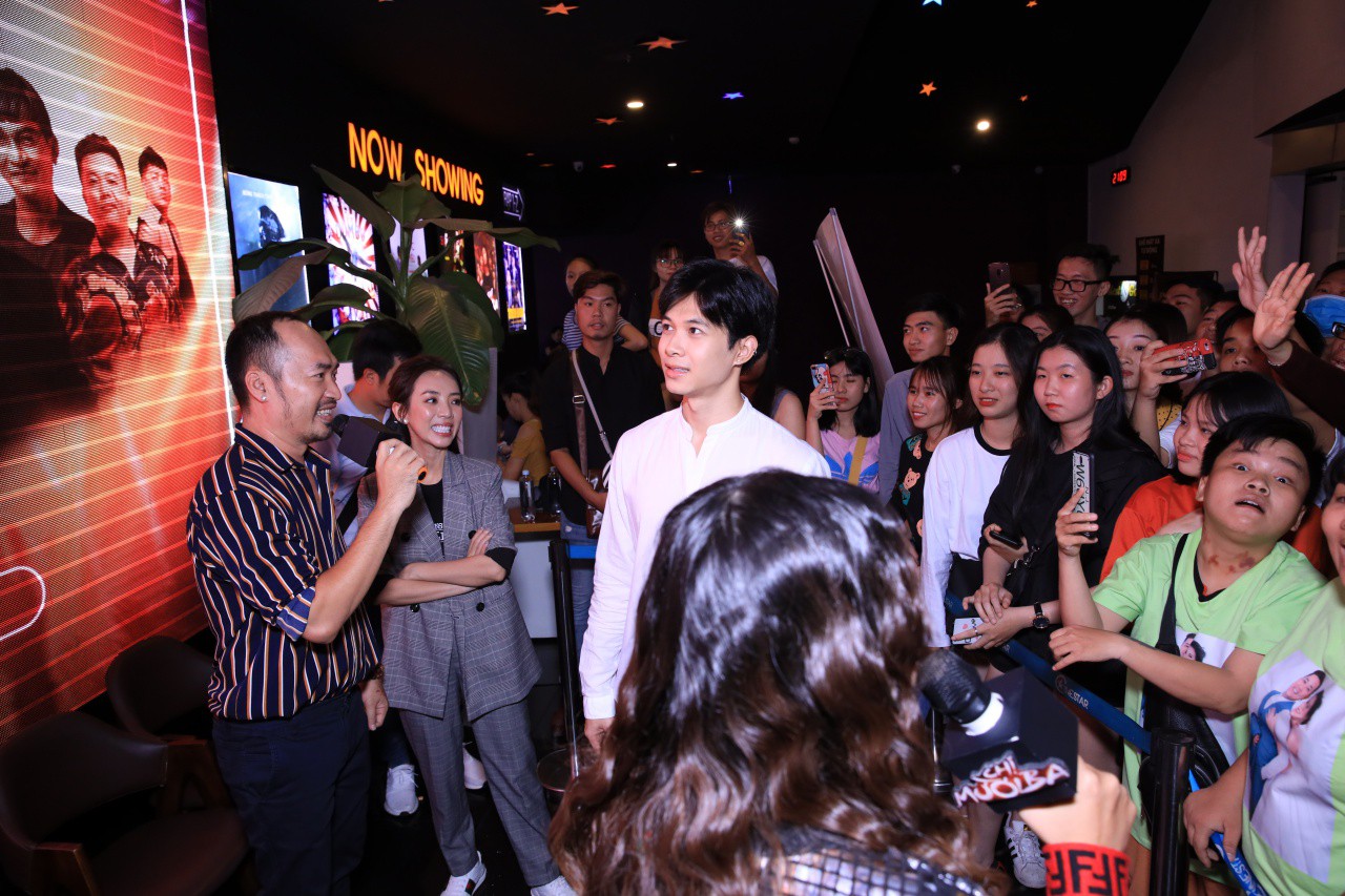 Được chồng hôn giữa sự kiện, "Chị 13" Thu Trang bộc lộ biểu cảm hài ...