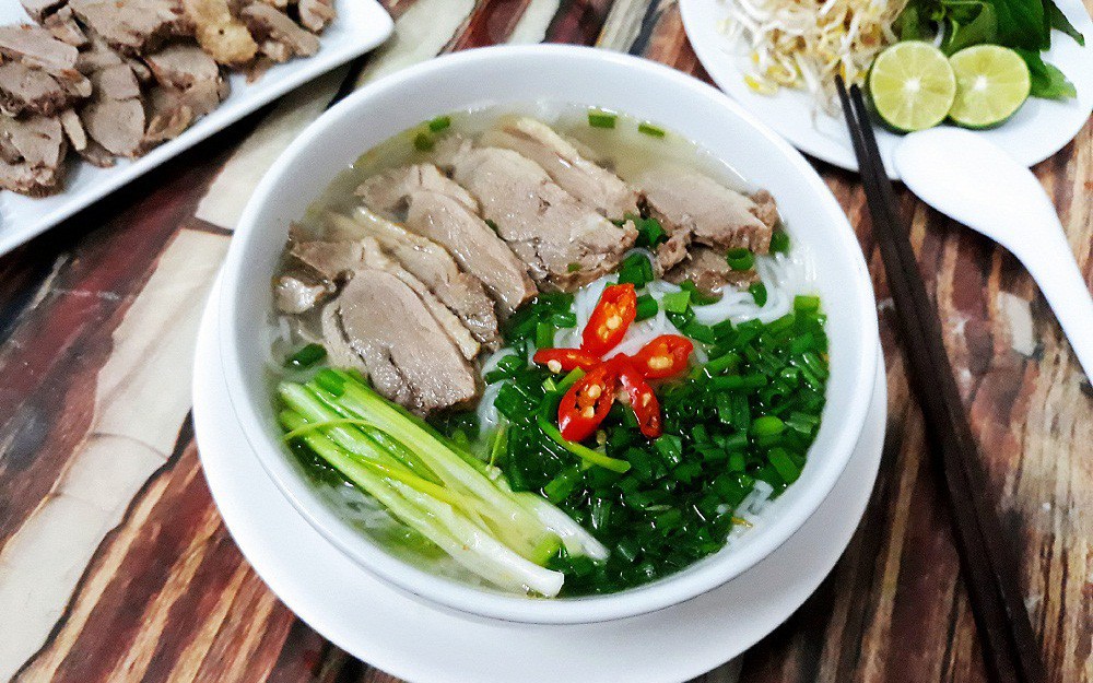 Bữa tối nấu tô bún ngan thì vừa mát vừa ngon lại vừa nhanh, chuẩn không ...