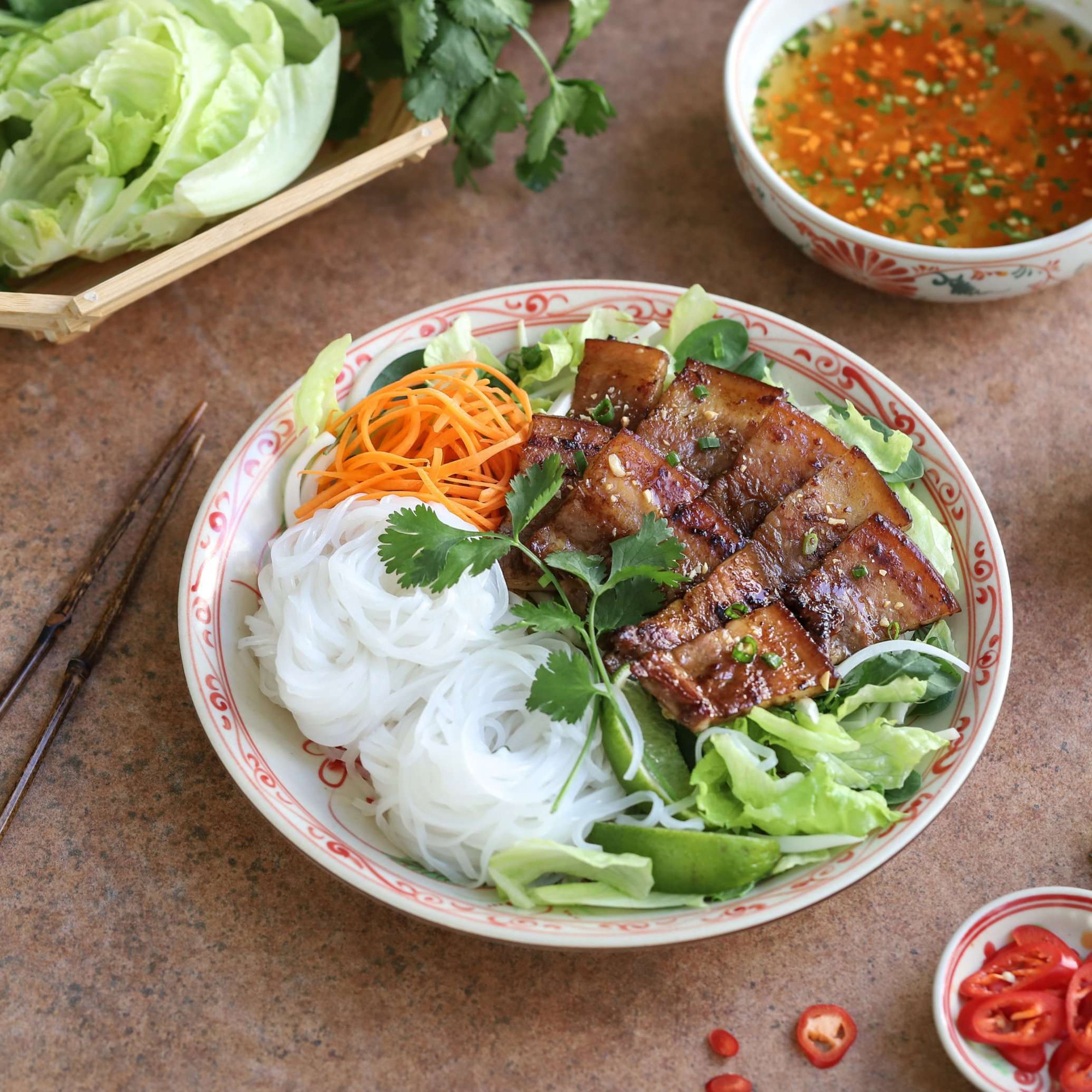 Mỗi khi bận rộn tôi làm món bún thịt chiên, bữa tối vừa nhanh lại vừa ngon