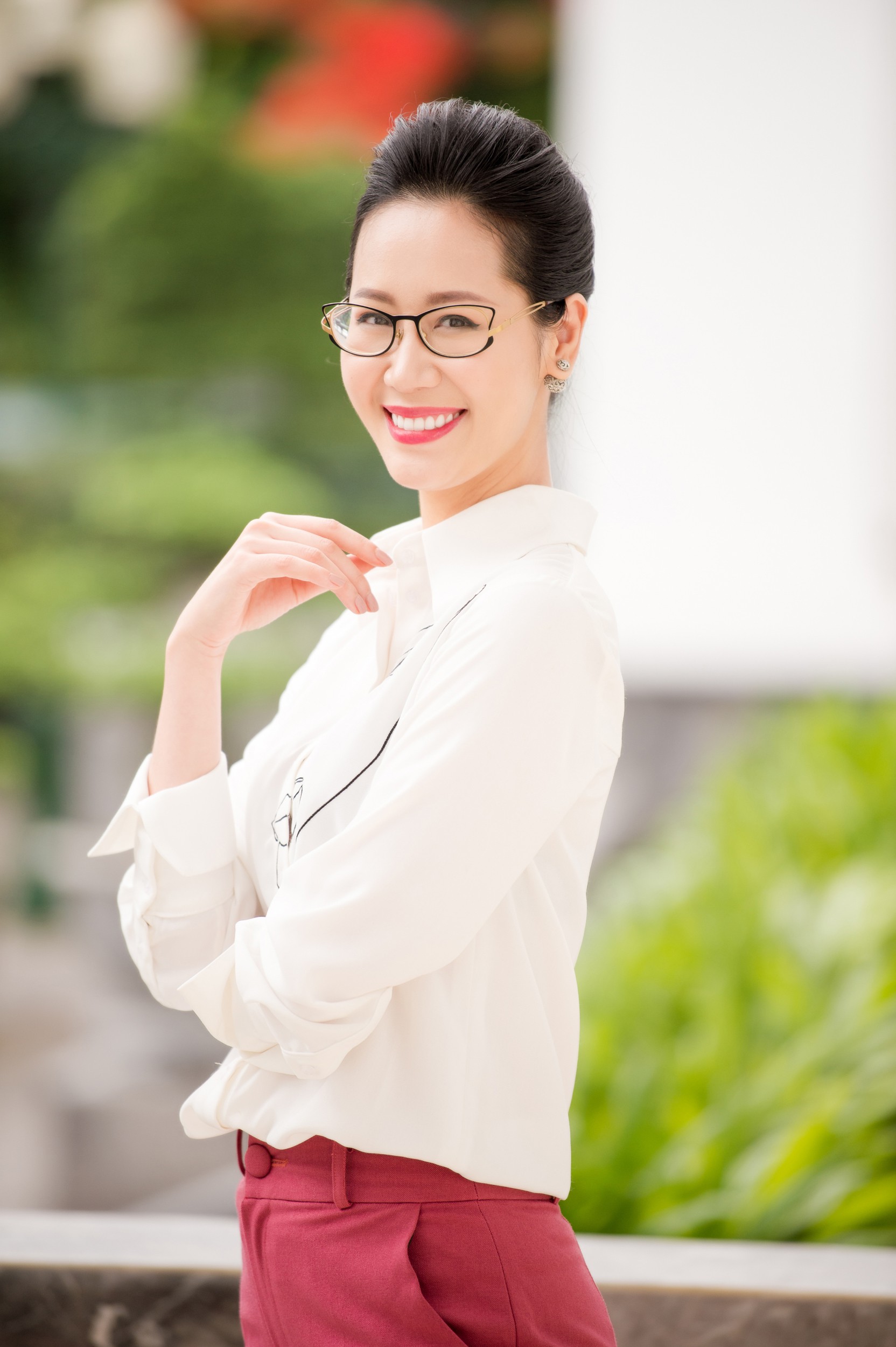Dương Thùy Linh lạ lẫm với hình ảnh đeo kính, xuất hiện tươi rói bên ...