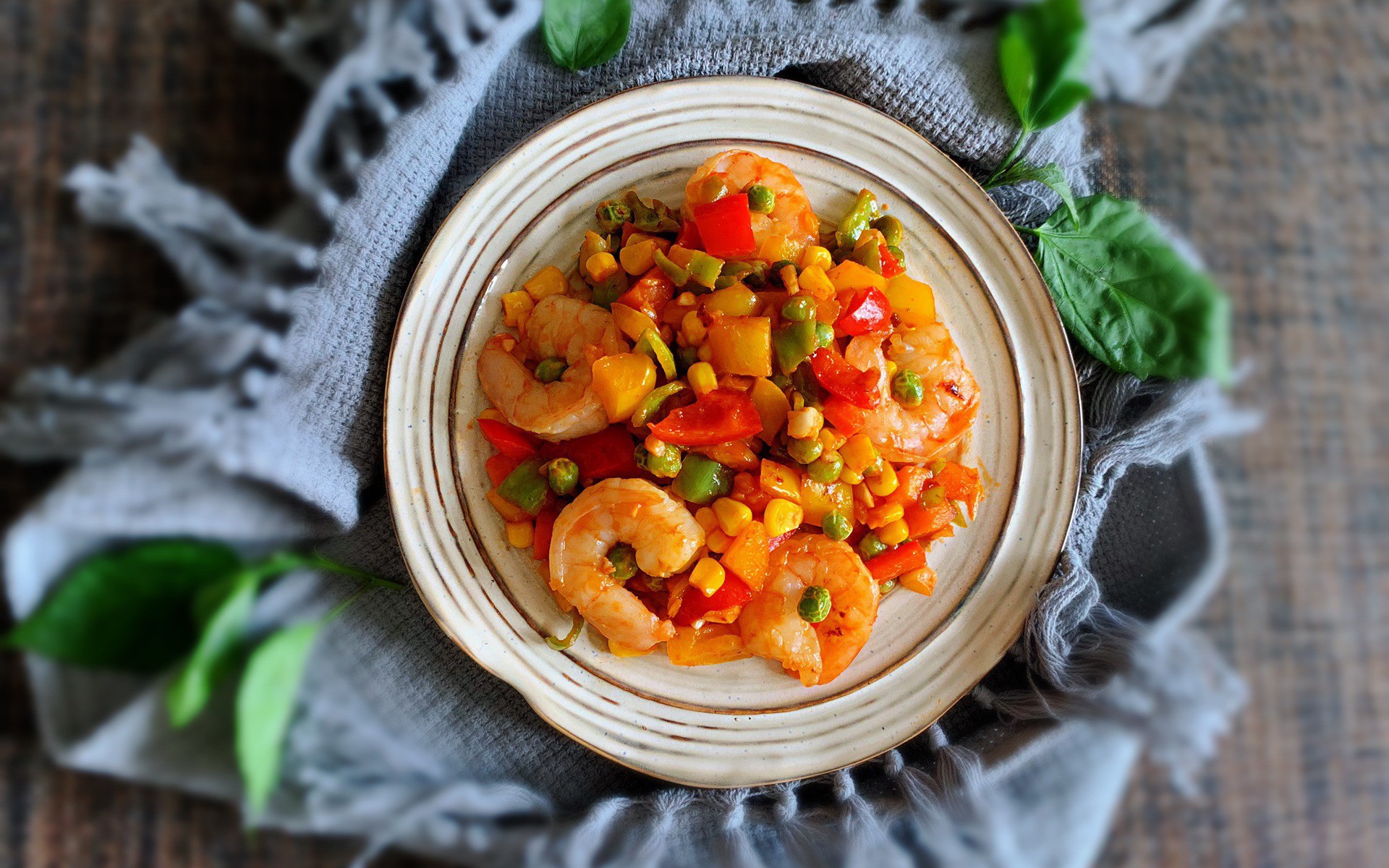 Chỉ 1 món tôm xào rau củ ăn với cơm thì tôi thoải mái yên tâm bữa tối ...