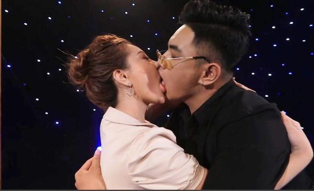 Mon 2k Hôn Ngấu Nghiến Nuốt Lưỡi Cũng Chưa Gây Sốc Bằng Nữ Sinh 22 Tuổi Cho Thiếu Gia Nằm Lên Ngực