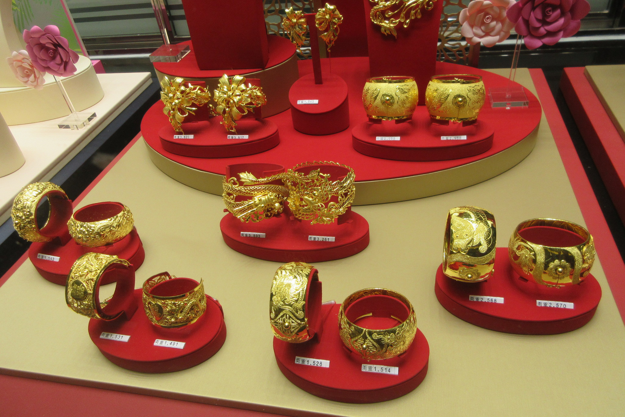 "Đế Vương Kim Hoàn" Chow Tai Fook