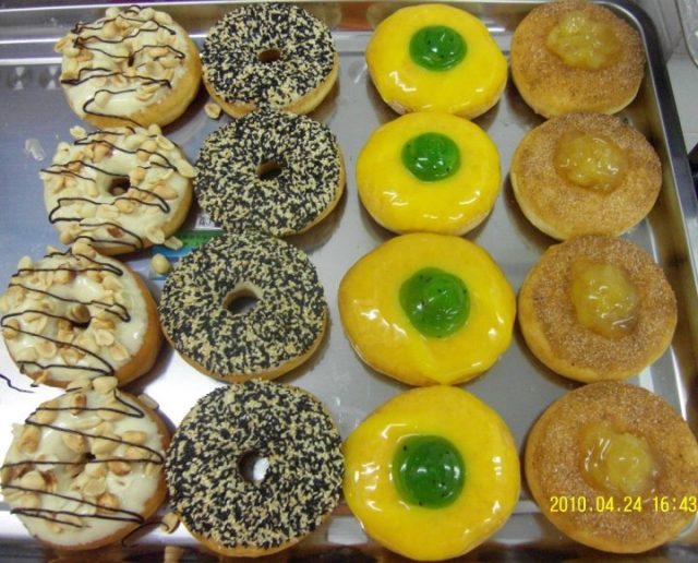 Thưởng thức 30 mùi vị mới lạ, hấp dẫn của bánh Doco Donuts chỉ với 50 ...
