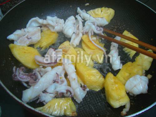 Giòn ngon món mực xào rau củ