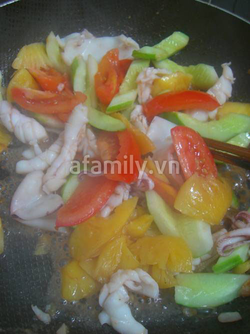 Giòn ngon món mực xào rau củ
