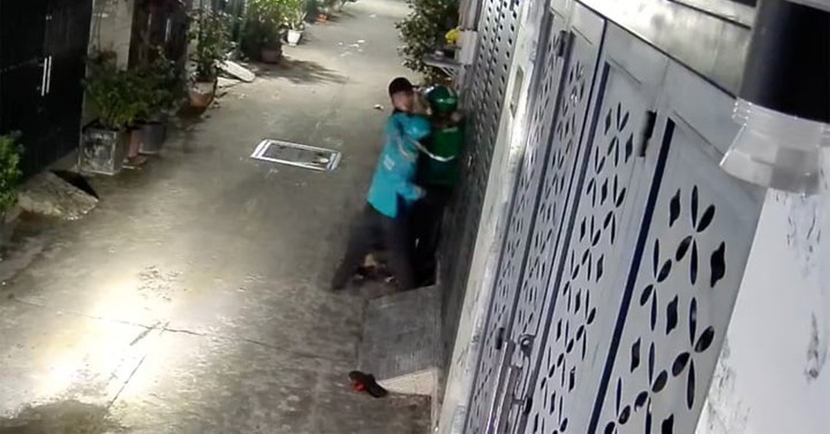 Tài xế công nghệ đánh và ném pháo nổ tại TP . HCM gây chấn động