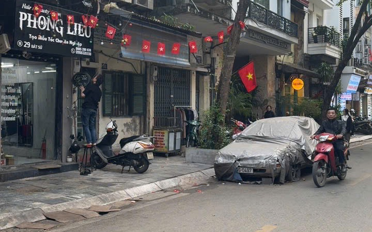 Ô tô phủ bạt 4 năm trên phố Bát Sứ và chủ nhân thực sự