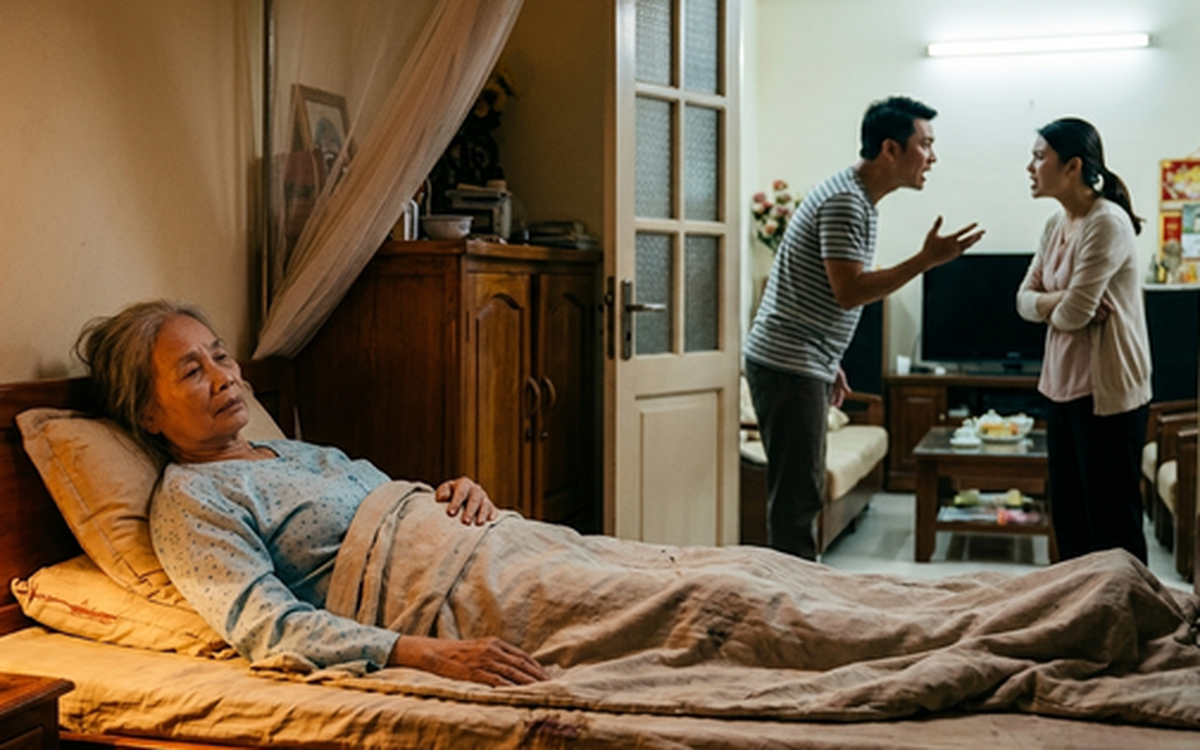 Mẹ ốm nằm liệt giường, 2 người con bỏ việc về chăm sóc nhưng đêm nào ...