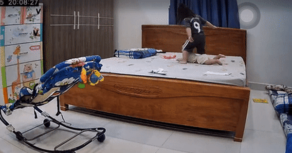 Thót Tim Chị Gái 2 Tuổi Ngồi Nhong Nhong Trên Lưng Em 5 Tháng Tuổi Cảnh Báo Cha Mẹ Về Việc