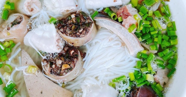 Ẩm thực Việt có món bún lòng 'gây nghiện' với 'topping' hấp dẫn