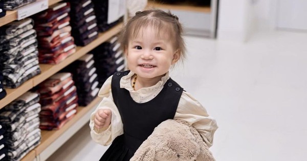 Pam nhà Salim đi học, đi chơi hay đi ngủ cũng quyết đem theo thứ này