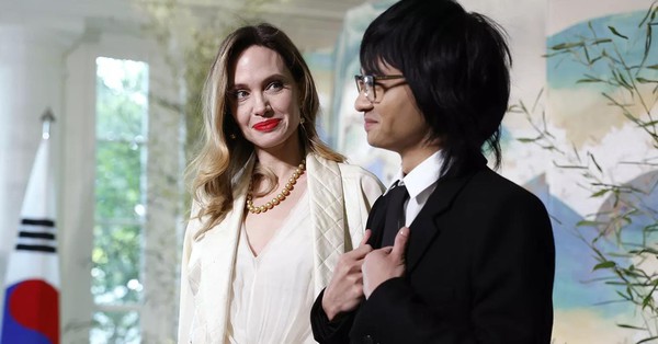 Angelina Jolie và con trai cả dự quốc yến, kiểu tóc mới của Maddox gây ...