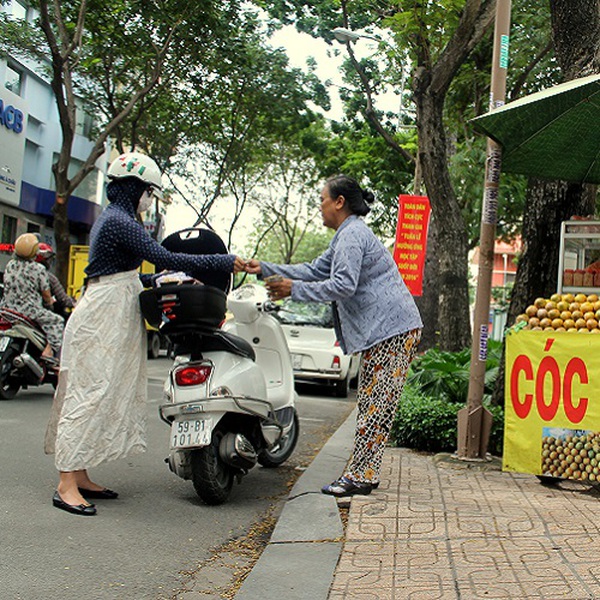 Bán cóc dạo tại trung tâm Sài Gòn kiếm hàng chục triệu mỗi tháng, Bán ...