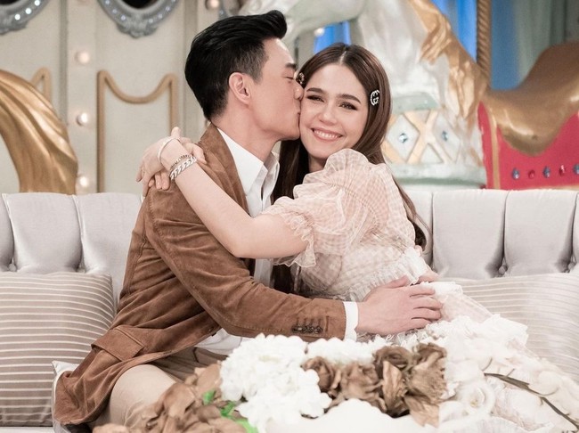 Chompoo Araya chính thức lên tiếng về nghi vấn chồng tỷ phú ngoại tình, nói một câu ai cũng xót xa