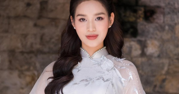 Hoa hậu Đỗ Thị Hà đẹp thuần khiết với áo dài trắng