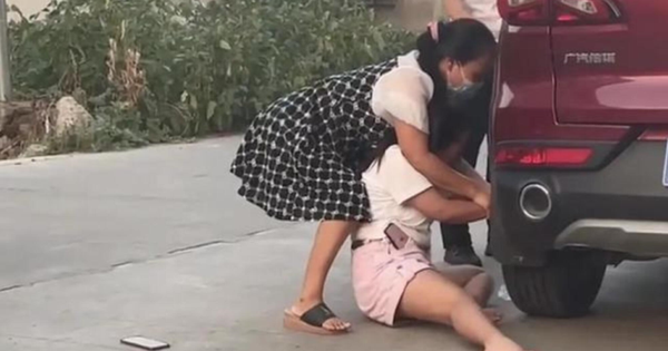 Bị cấm lấy chồng xa, cô gái khóc lóc bám theo xe bạn trai mặc mẹ cố níu kéo